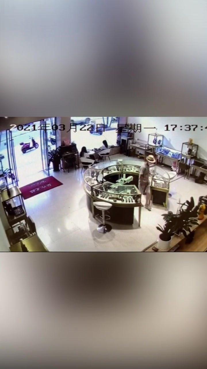 珠宝店老板请朋友进店假装偷珠宝,两店员沉迷玩手机全程不知。网友:...