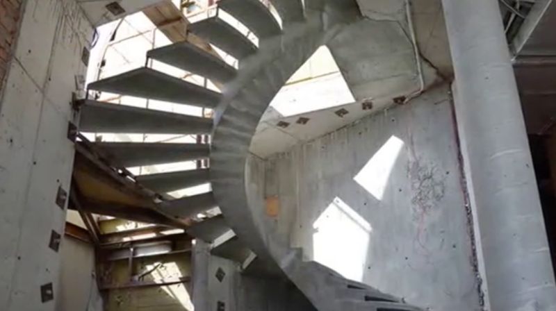 农村别墅双跑楼梯最少占4米,旋转楼梯更省地?这个施工队厉害