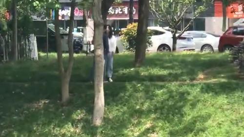 美女当众和小伙打架,当看到她动手的那一刻,网友都忍不住了