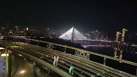 赣州飞龙岛大桥上的五星红旗能看清吗?五颗星哦!′