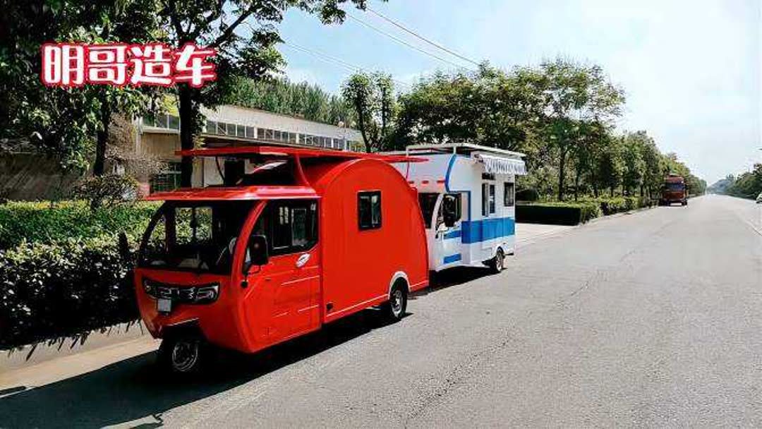 开着电动三轮房车去旅行,电是怎嘛解决的,太阳能发电够不够