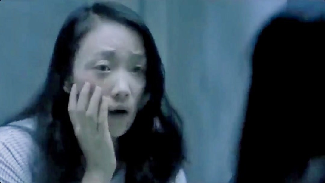 这就是整容的副作用,美女洗把脸,突然掉下一大块脸皮