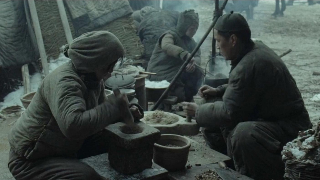 1942:男子把树皮磨成粉熬粥喝,为了两升半米,让人把女儿抱走