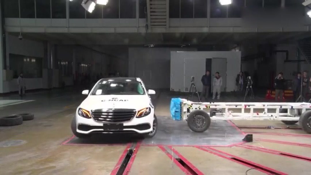 奔驰E300L碰撞测试,看看大本的安全性如何?