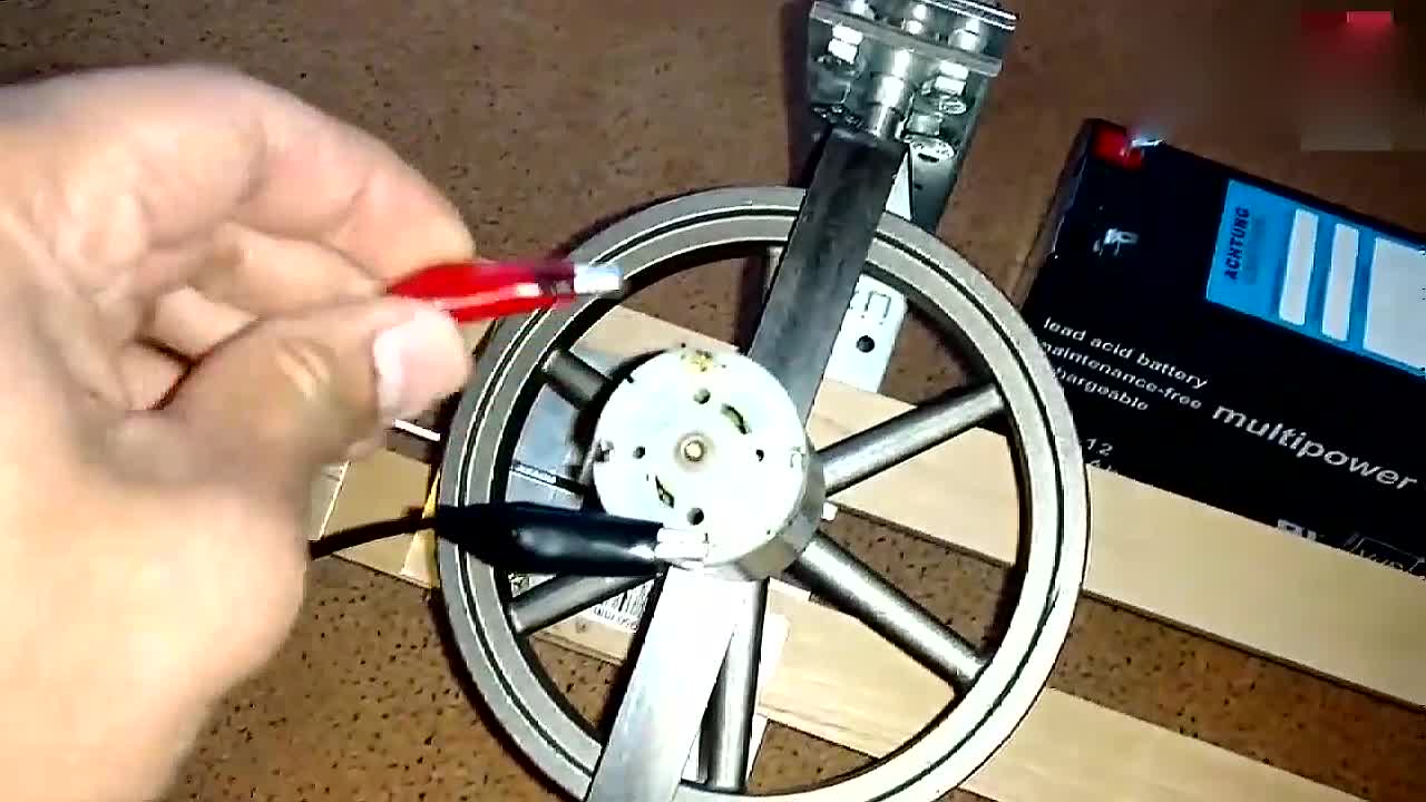 简单易制的不倒电动车,原理很简单