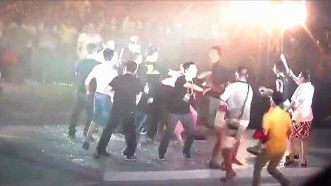 王杰演唱会一度失控,歌迷纷纷冲上舞台,保安拦都拦不住!