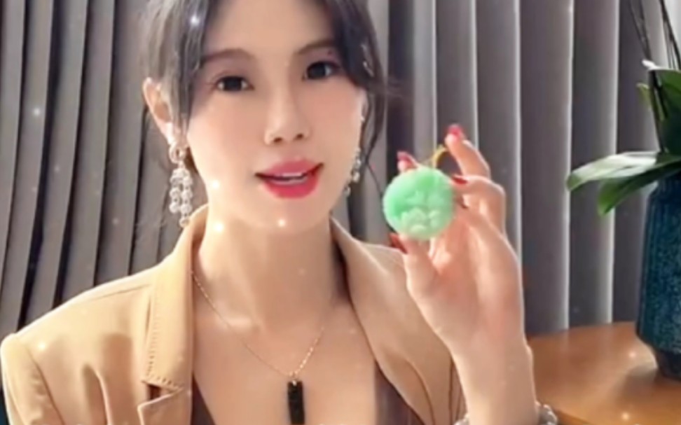 ...满绿山水牌你们喜欢吗?赶紧告诉小蕊! #翡翠 #翡翠挂件 #翡翠山水牌