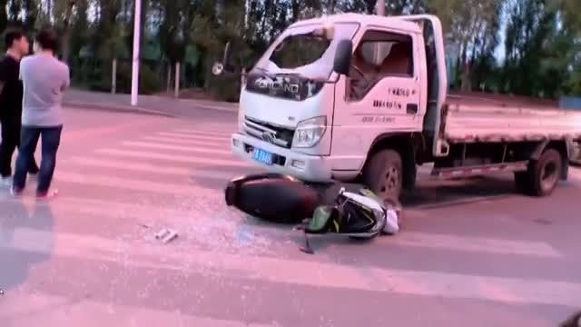 电动车撞上卡车,卡车挡风玻璃被撞碎