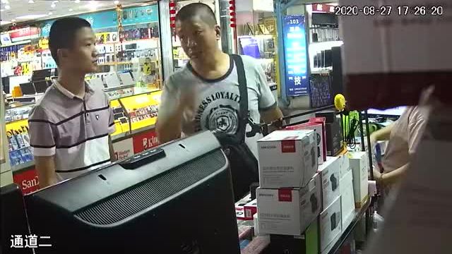 父子到电脑城找买东西,顺手牵羊把精装行车记录仪拿走!