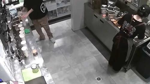 店里监控无意间拍到的一幕,小伙骂骂咧咧退出了群聊!