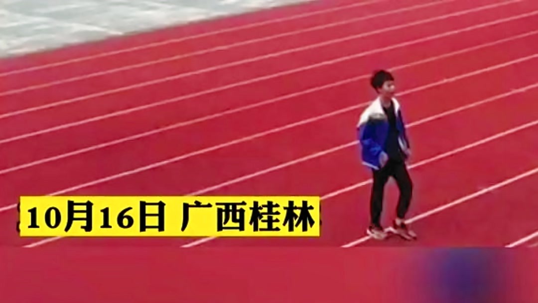 桂林一技校几十名学生打群架,操场一片混乱,据了解事情发生在广西...