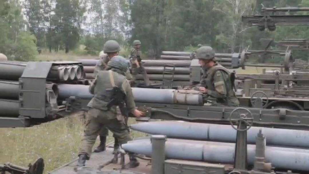 升级版多管喀秋莎火箭炮威力更加强大覆盖范围更广