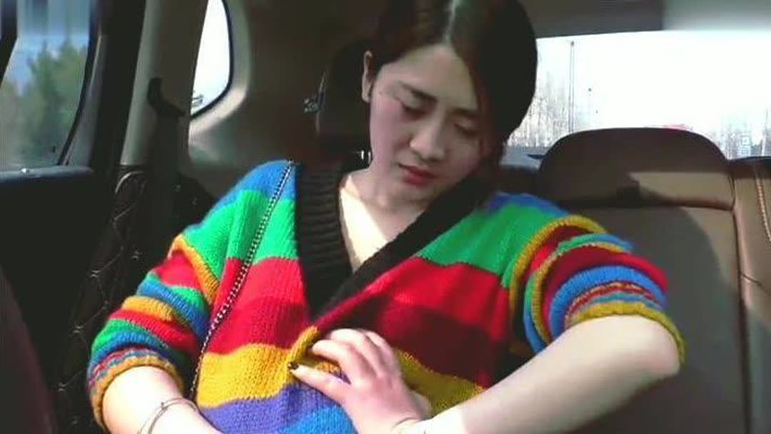 美女上班要迟到, 假装孕妇拦车