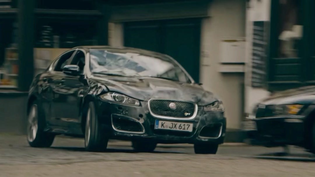 小伙和黑社会在公路拼车技,没想到小伙全程秀车技!