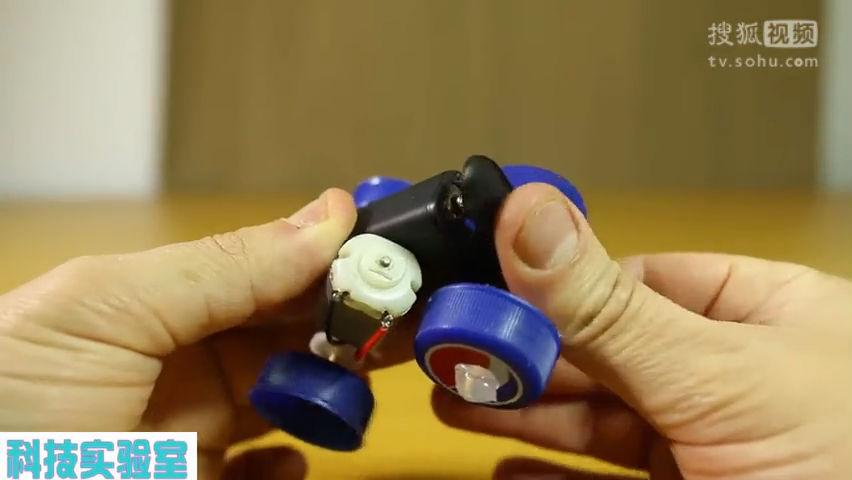 酒瓶盖和小马达自制玩具电动车 手工DIY小汽车模型