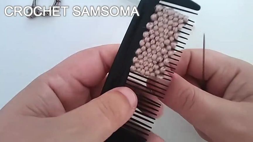 不用钩针,用一把梳子就能简单编织出漂亮的毛线花朵!