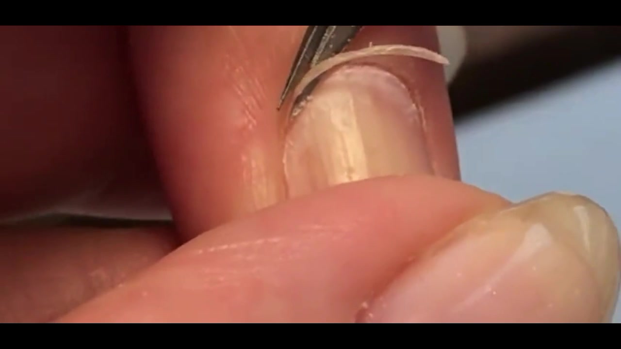 看着很过瘾的指甲去死皮,看着都疼!