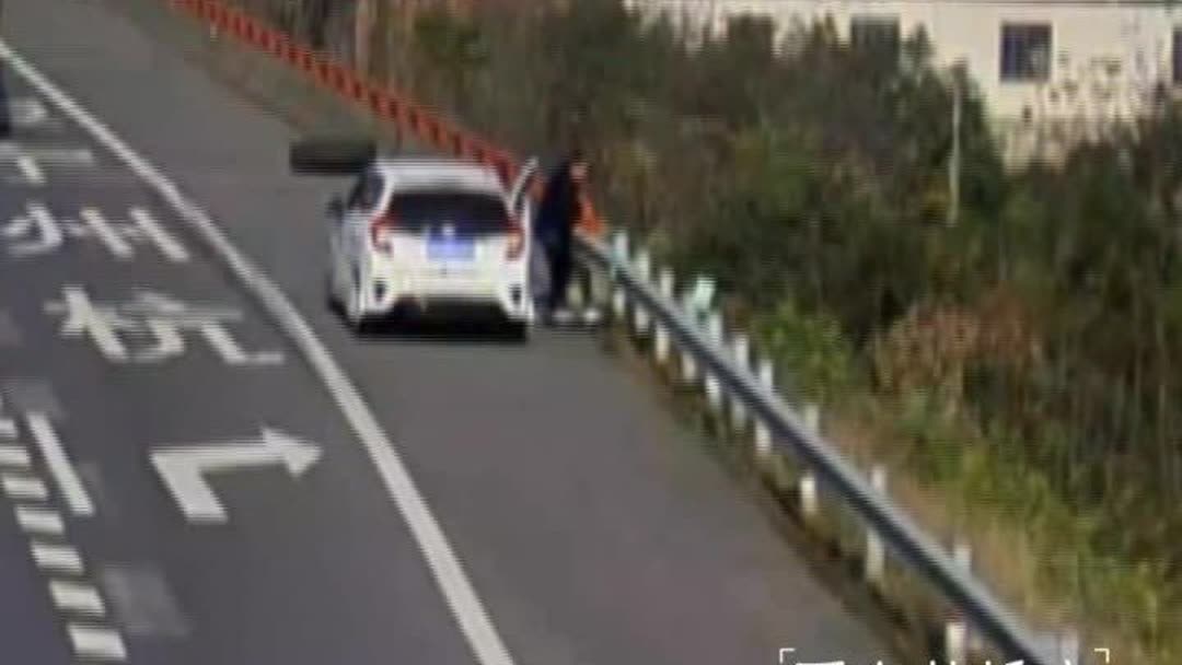 【拍客】男子高速停车透气突遭滚动轮胎撞飞