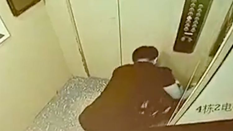 眼镜男尾随女子进小区,电梯门关上的瞬间,可怕的事情发生了!