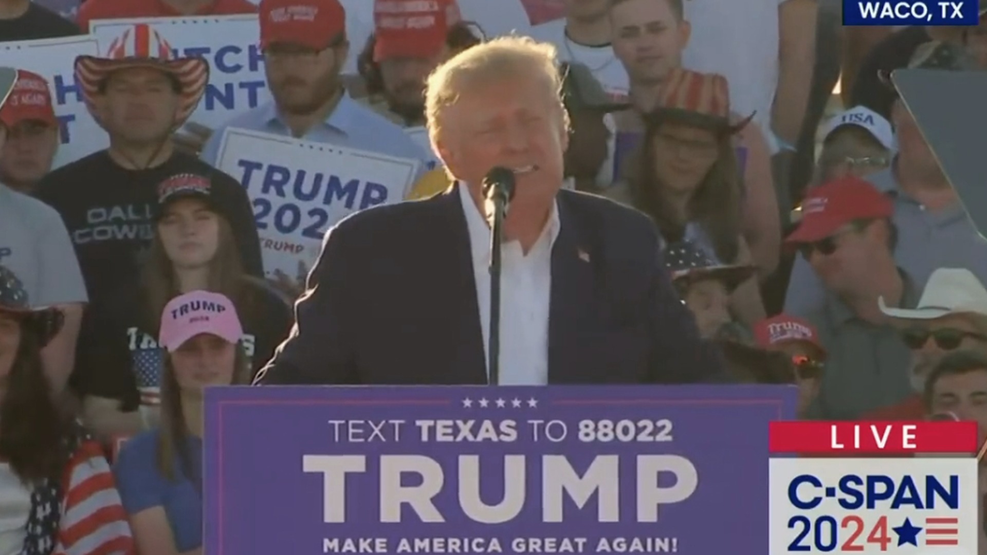 “戏瘾”又犯了!特朗普模仿拜登口误后称:美国成为了全世界的笑柄