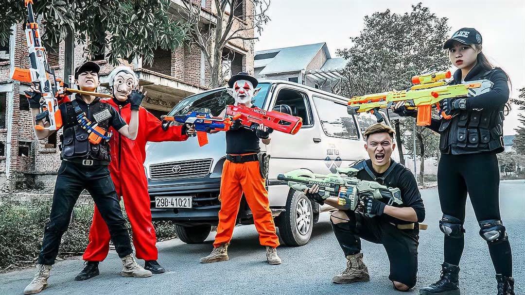 CS真人扮演:小姐姐跟踪大坏蛋,展开激烈战斗!