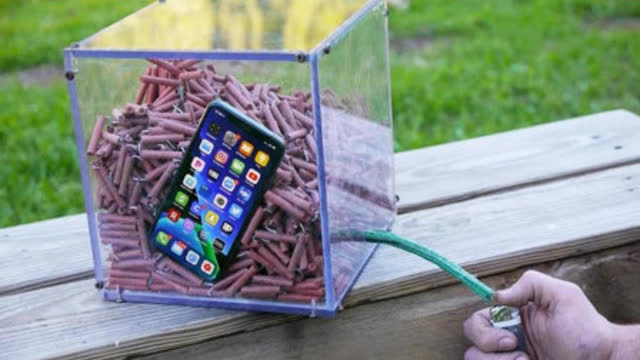 苹果手机究竟有多耐用,小伙用独特的方式进行测试,接下来可别眨眼