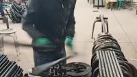 老板为什么不设计一个自动的呢?那样即省人工,还可以提高效率
