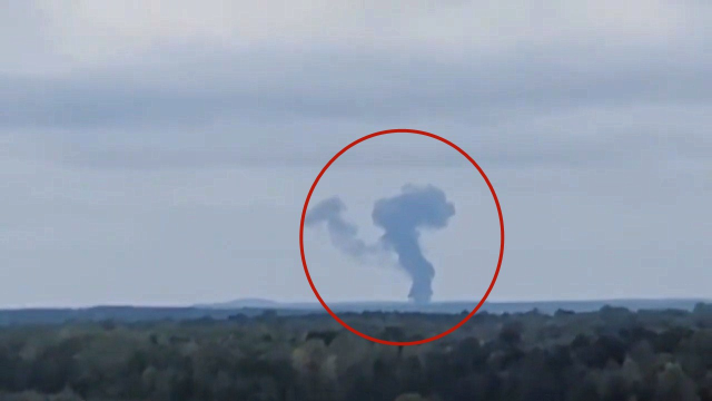 飞机飞行表演时坠毁!美国一航展突发坠机事故 现场升起浓烟