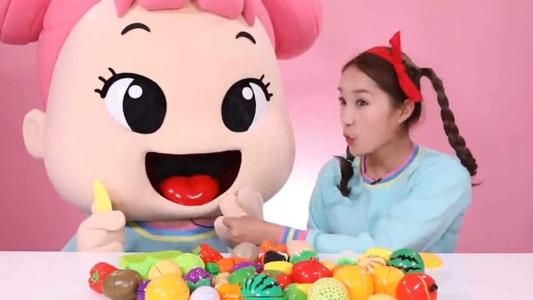 基尼基尼较量一下吧!嘿基尼咔嚓切断水果蔬菜玩具,厨房游戏!