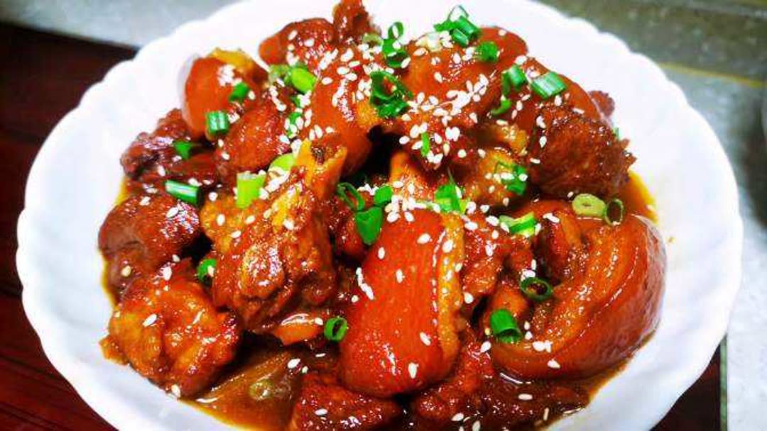 红烧猪蹄正宗做法,这样做色泽红亮香而不腻,学会人人夸你是大厨