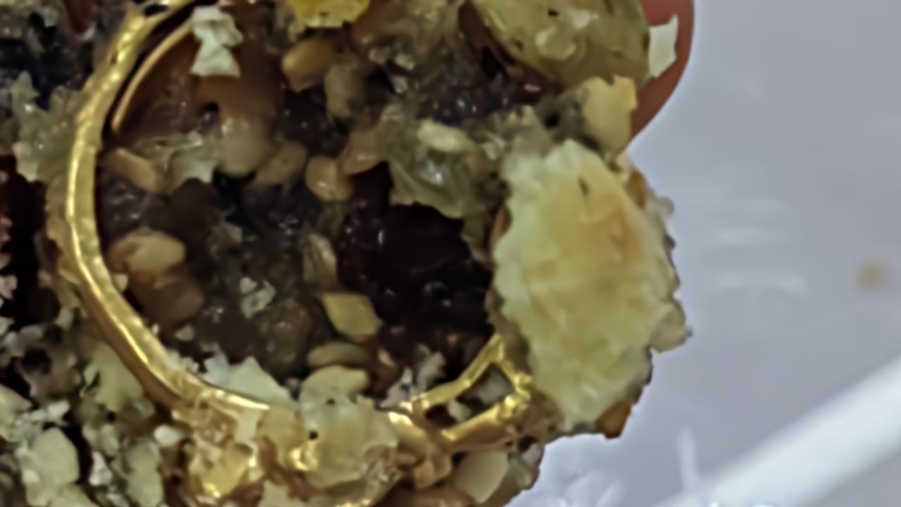 女子在五仁月饼中疑吃出金戒指,厂家:月饼机械生产全程无尘车间