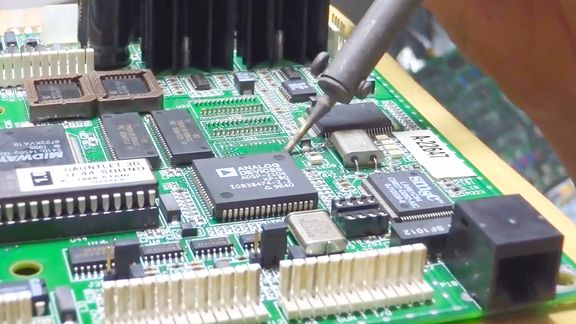 为什么电路板上有字母,这些字母的意思的是什么?今天算长见识了