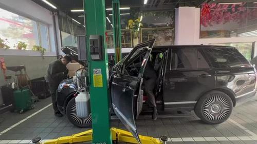 路虎揽胜行政2015款 升级ACC自适应巡航定速 升级方向盘液晶按键