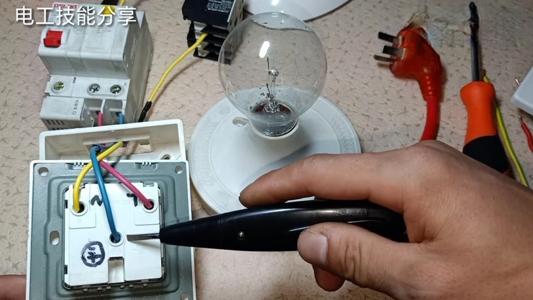 插座一插用电器,漏电保护器就跳闸,新手电工常犯这种错误