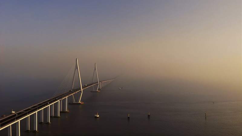 杭州湾跨海大桥，约36公里，连接上海和宁波