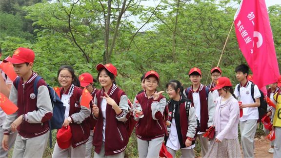 毅行远足65公里,上千名中学生锻炼坚强意志,重温长征精神