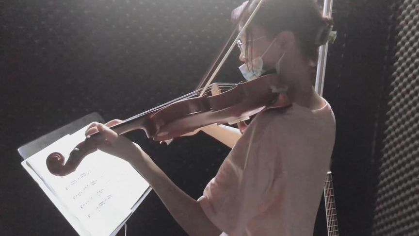 三年前为了办小提琴班,原计划去市区找老师进修三个月,谁知道