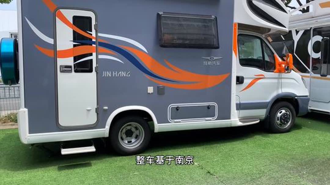 适合一家6口旅行的依维柯C型房车,大储物空间,房车还能这么玩?