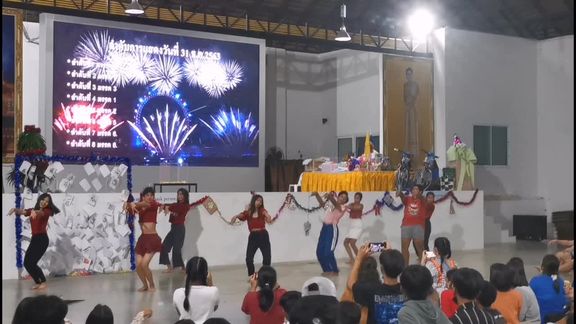 来看看泰国元旦晚会的学生跳舞吧ߤ�#泰国学生