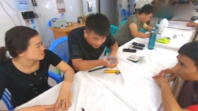 缅甸翡翠市场遇见冰种翡翠手镯,马仔们要价很高,天恩看看不还价