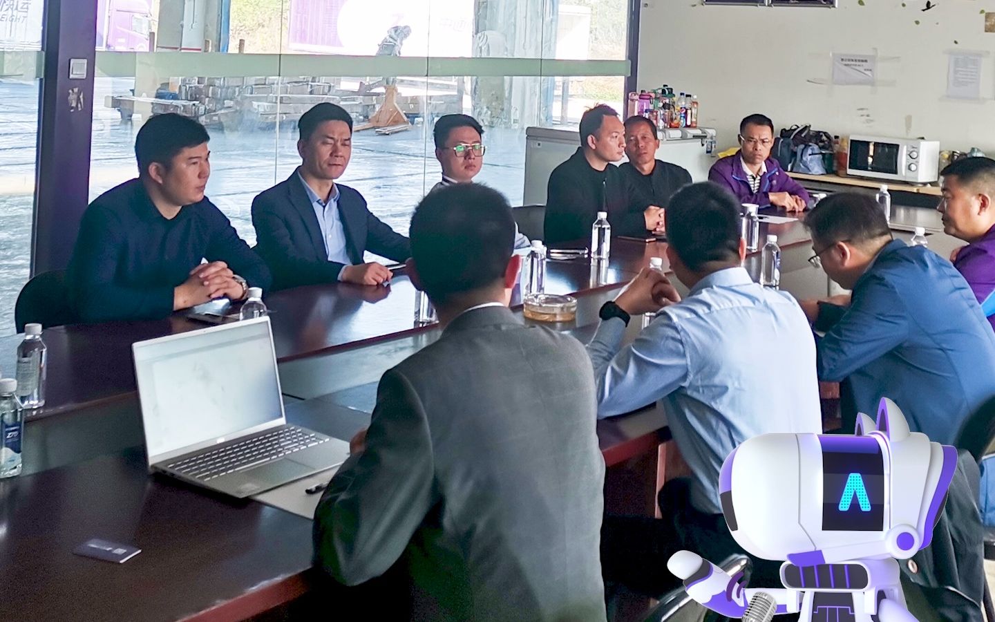 ...受邀参加杭州市服务业联合会组织的第十九届六中全会精神学习会议;...