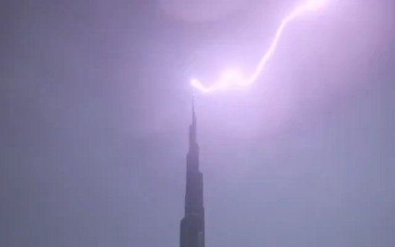 震撼!世界第一高楼被闪电击中瞬间!