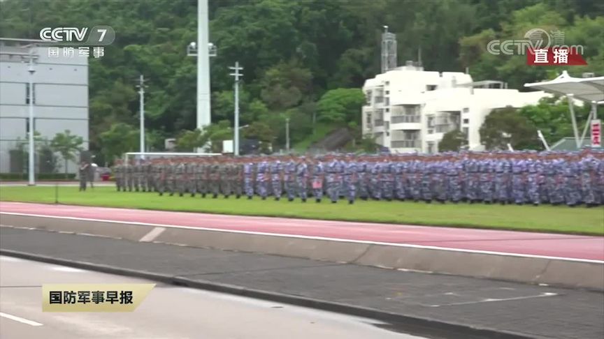 驻港部队组织升旗仪式,国歌响彻维多利亚港