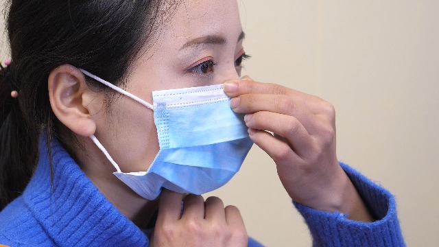 这才是一次性口罩的正确戴法,很多人都戴错了,赶紧学起来