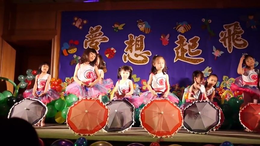 幼儿园毕业典礼雨伞舞表演:旋转的小雨伞,为孩子的韵律感点赞