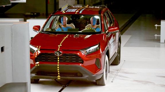 丰田全新RAV4荣放值不值得买?看完副驾驶重叠碰撞测试后就知道了