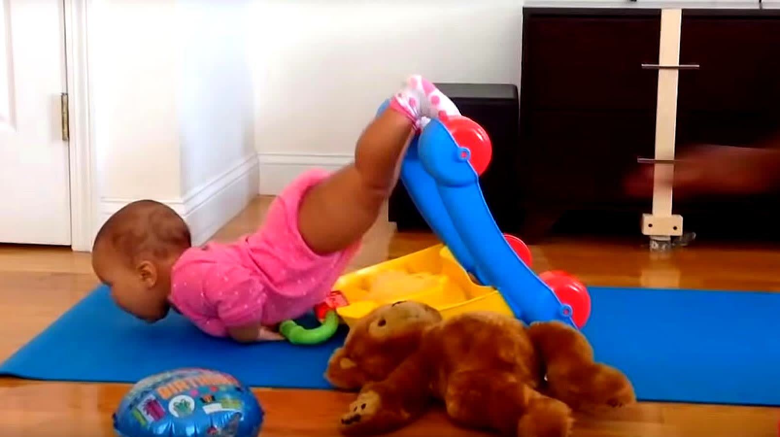 宝宝在客厅玩推推车,接下来的画面,看完不准笑