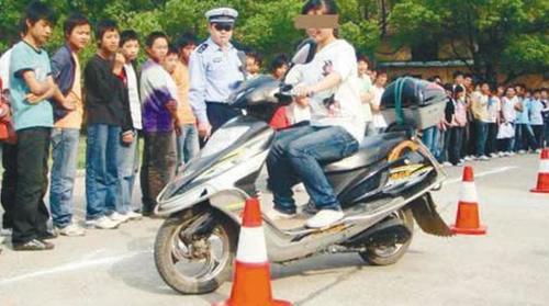 电动车也要考"驾照"?考试费用一出惹众怒,老百姓:干脆步行吧
