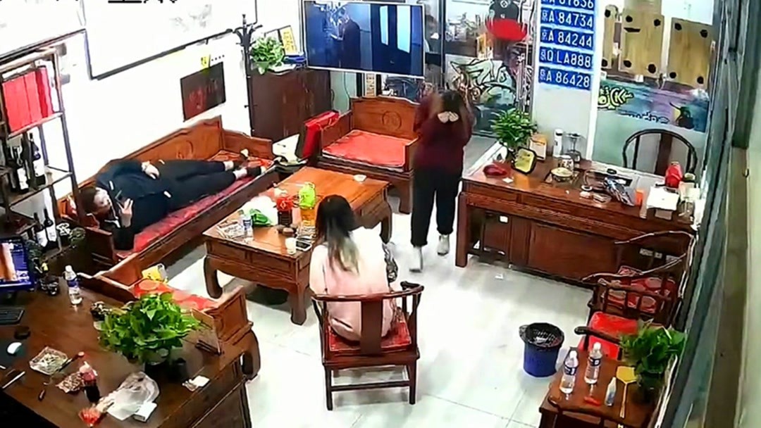 女子一不留神撞上玻璃门,网友:这一笑才吓人,原来屋里这么多人