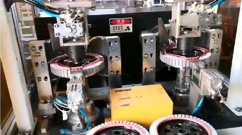 人工绕线淘汰了,看看国内某电动车电机厂机器人绕线操作,很先进